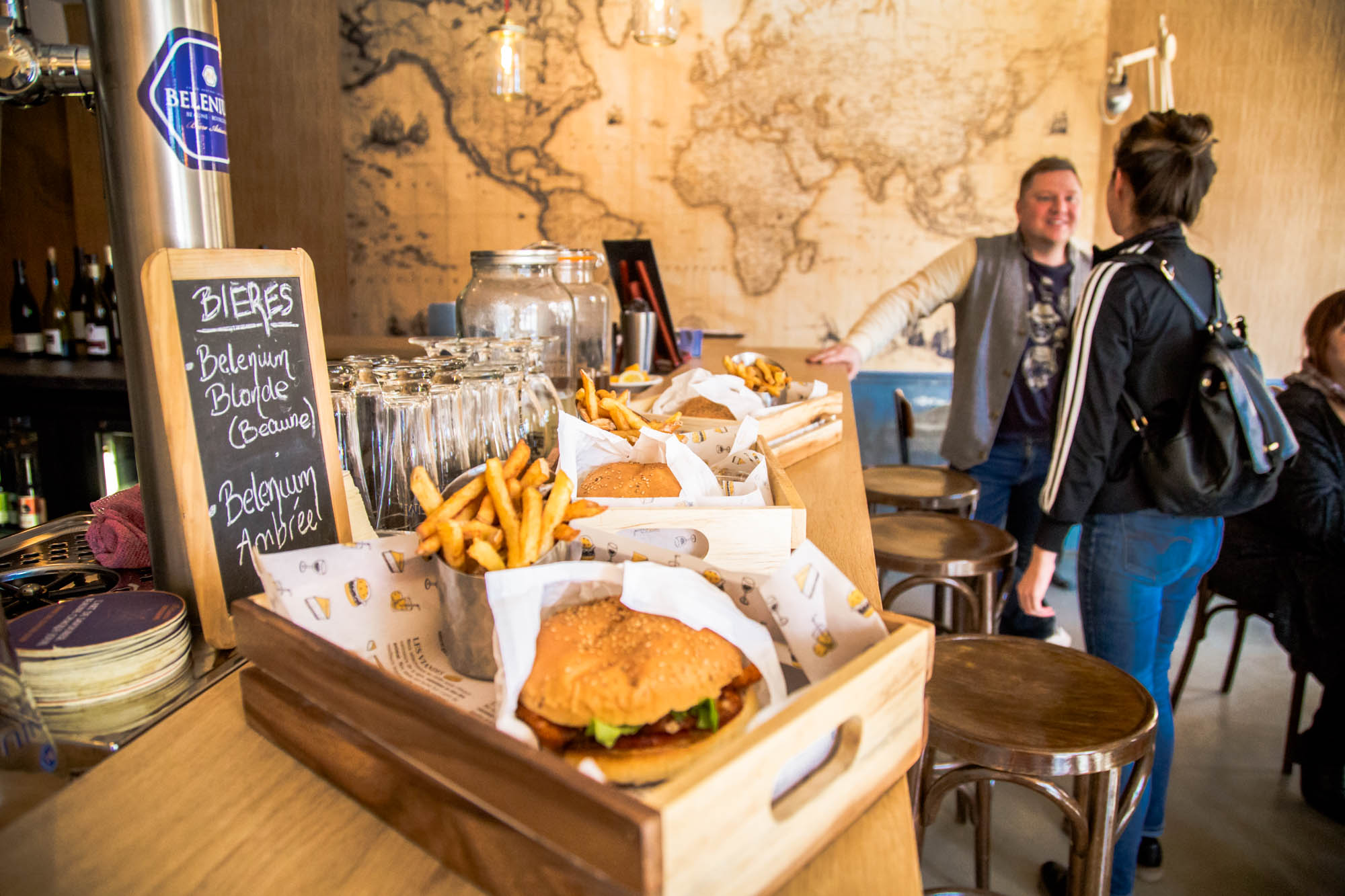 alfred-burgers-vins-dijon-portrait-background-home - Alfred Burgers & Vins